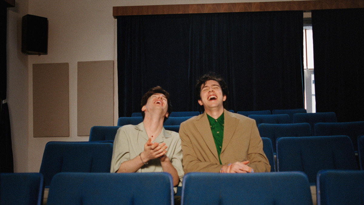 Hinge’s New Campaign from Birthday Spotlights Real Couples | DesignRush