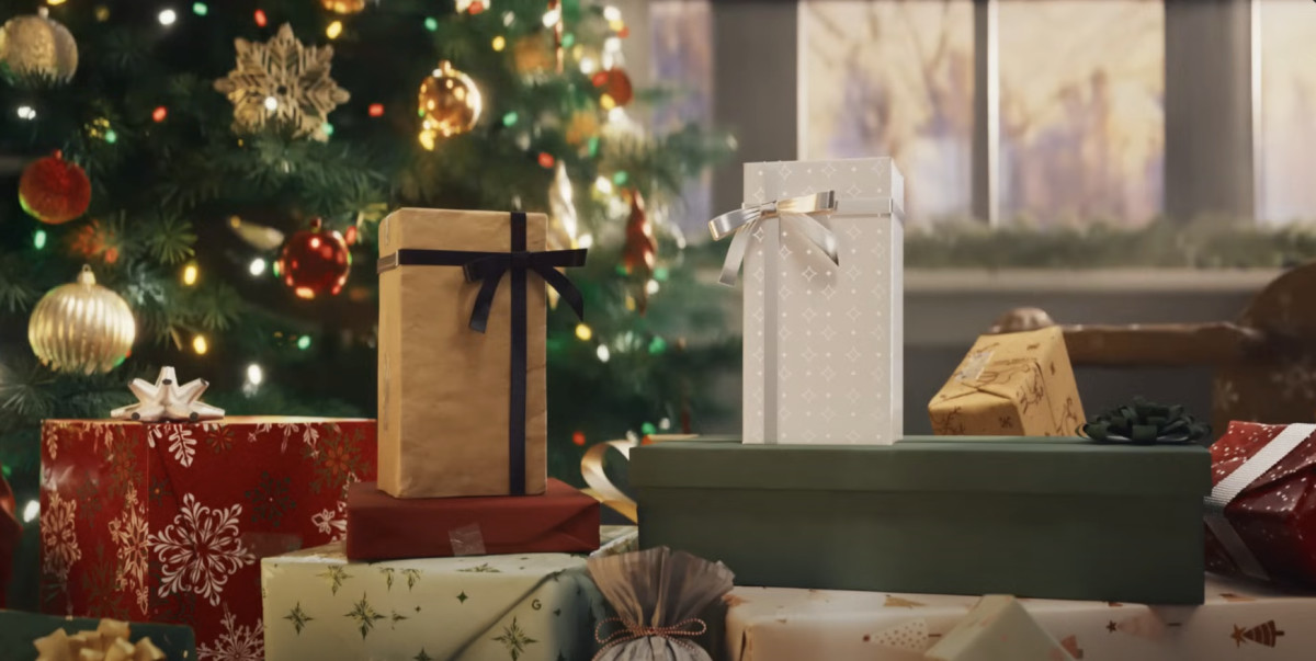 Google Holiday Ad Features Pixel & iPhone's Festive Rivalry | DesignRush
