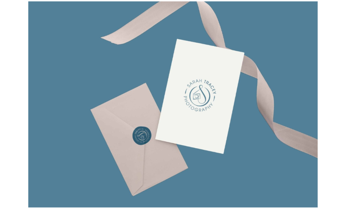 Sarah Tracey Photography Logo Design Analysis | DesignRush